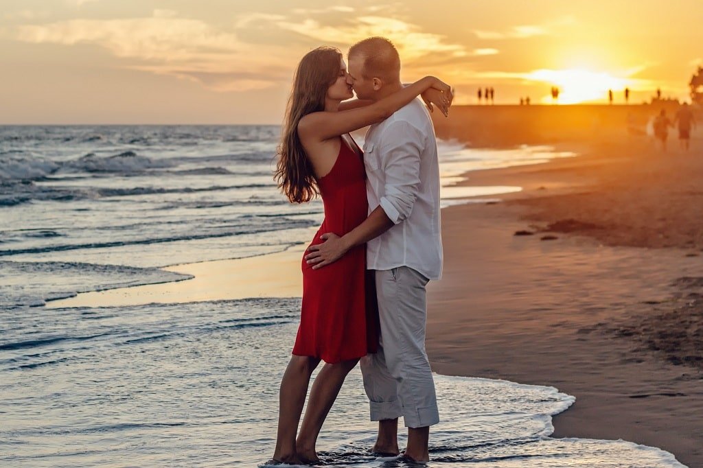 8 Ways To Bring Romance Back In A Relationship Dating Ideas